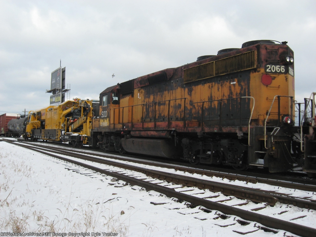 Old beaten up Milwaukee Road GP40 @ 55th Street Crossing